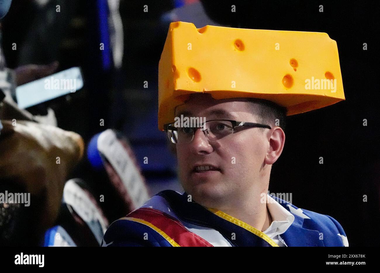 Chicago, United States. 22nd Aug, 2024. A delegate wears a cheesehead ...