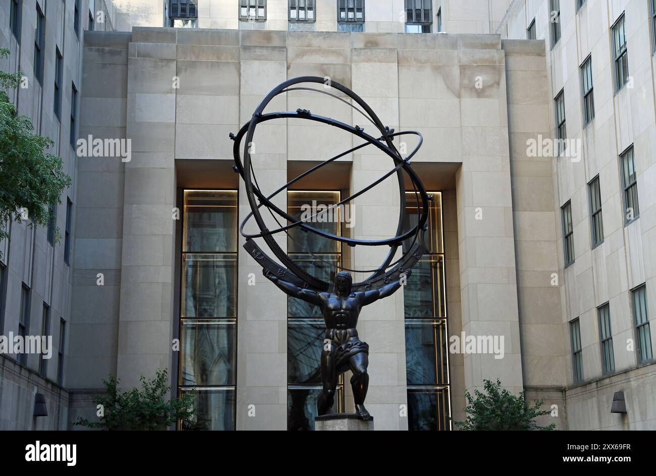 Atlas statue on Fifth Avenue, New York City Stock Photo - Alamy
