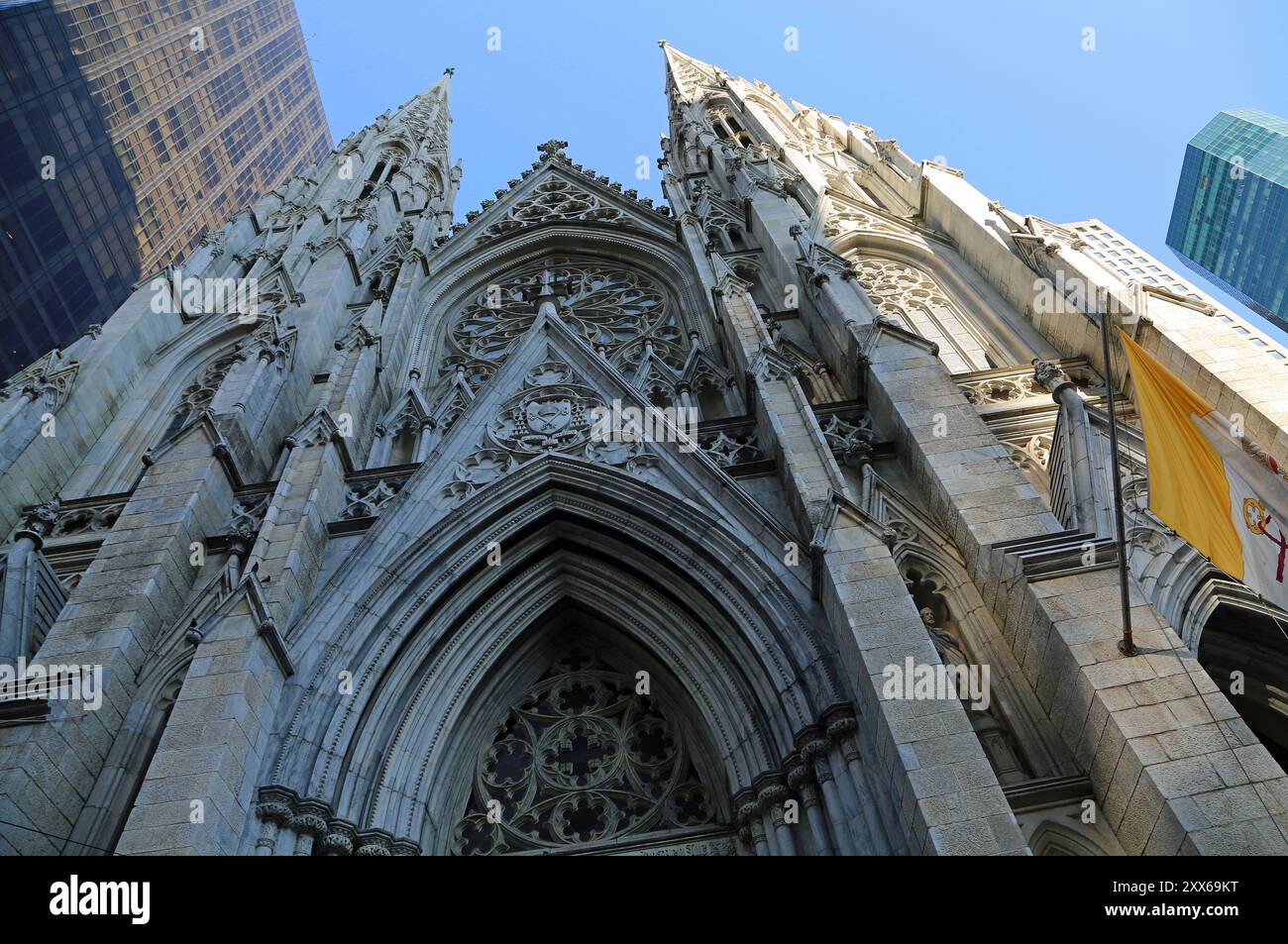 Rich decorated front facade - St Patrick cathedral, New York City Stock ...