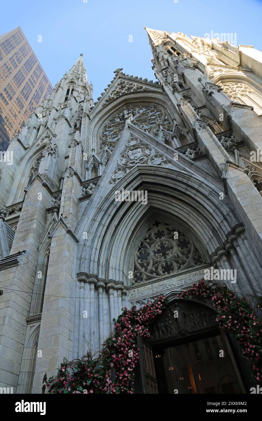 The front vertical - St Patrick cathedral, New York City Stock Photo ...