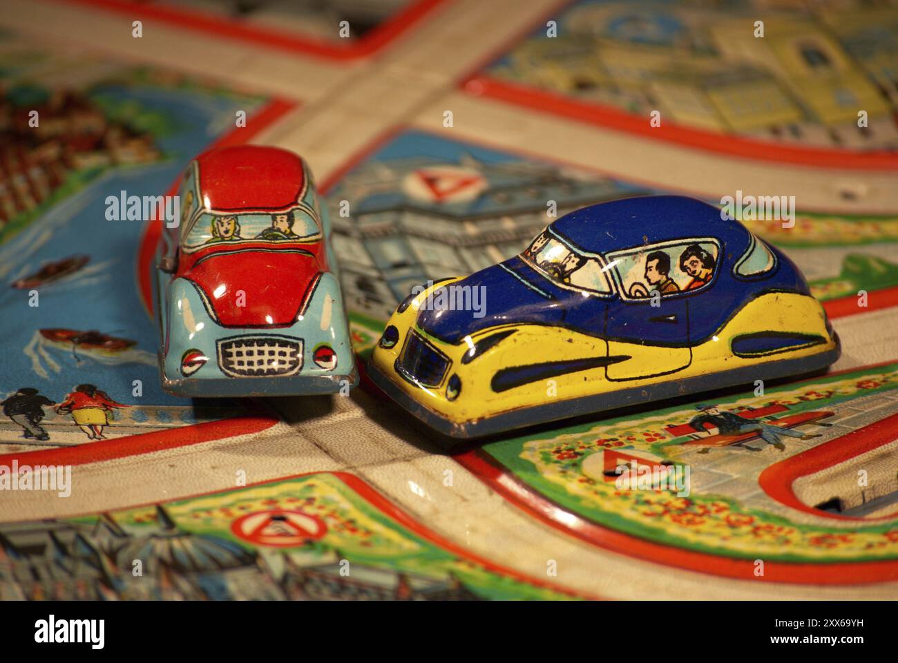 Road traffic, automobile, collision at crossroads, shown with model ...