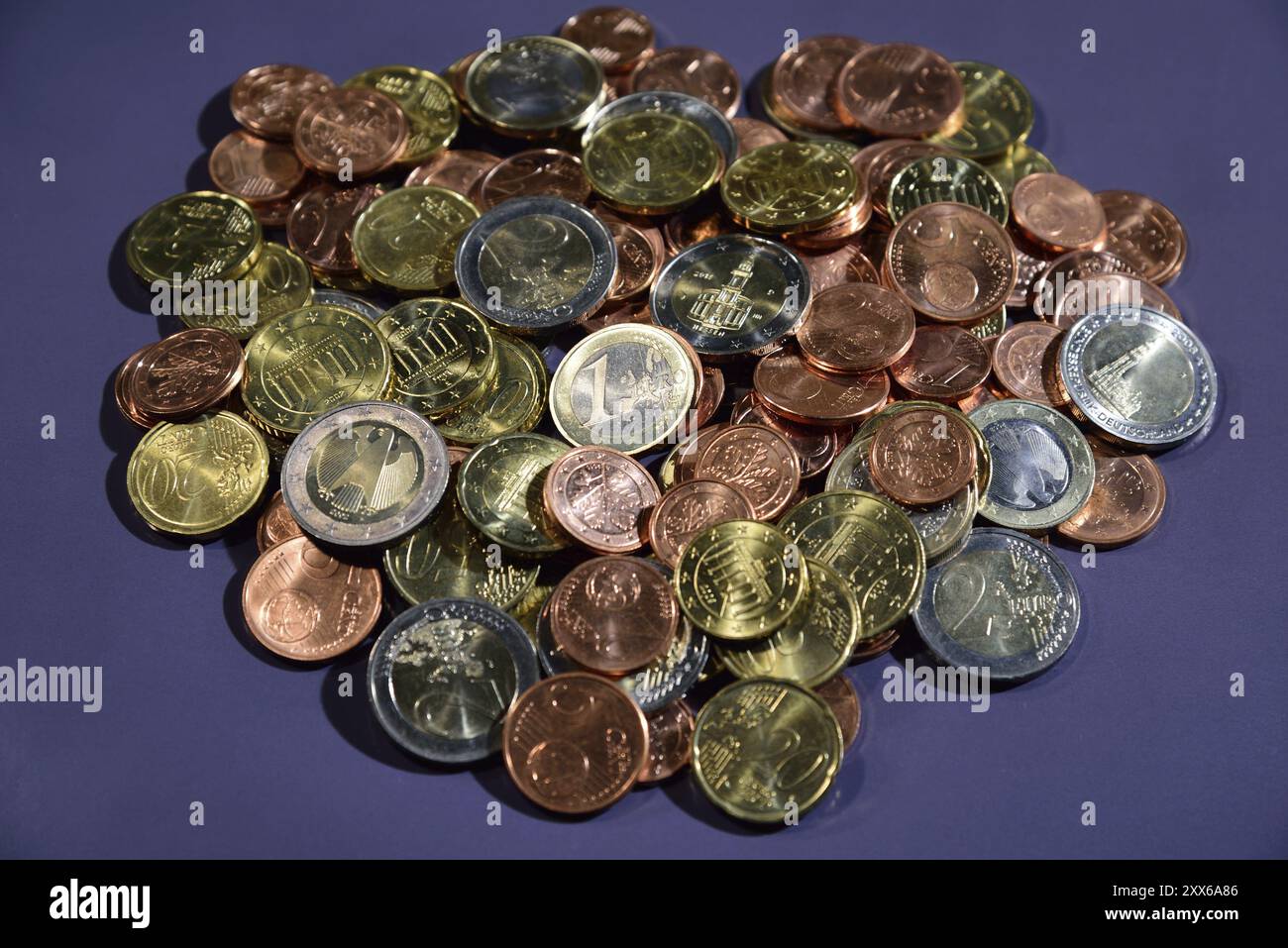 Pile of coins small hi-res stock photography and images - Alamy