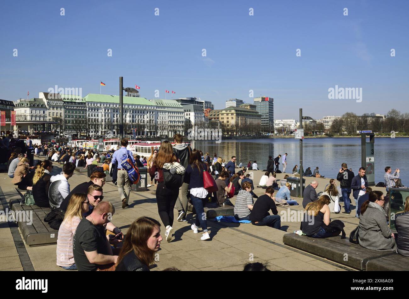 Europe, Germany, Hamburg, City, Inner Alster Lake, lunch break on the ...