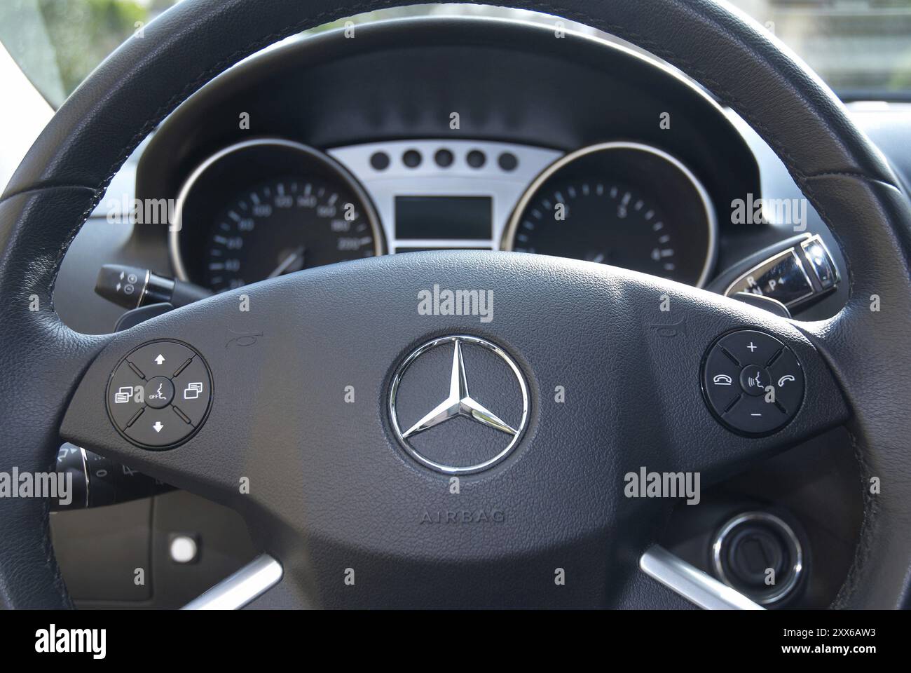 Mercedes-Lenkrad mit Airbag Stock Photo - Alamy