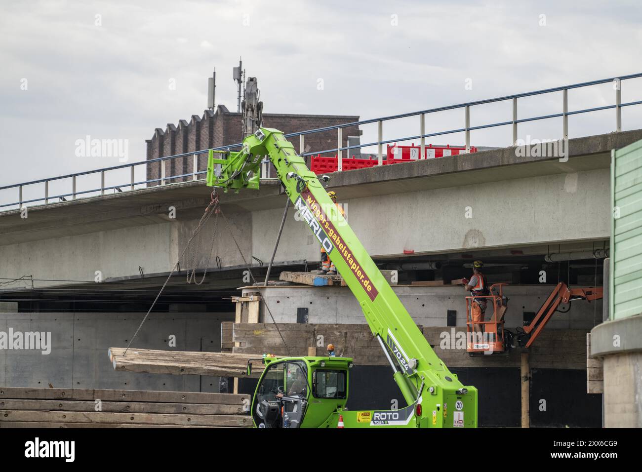 Work on the A40 motorway bridge, Schlachthofbruecke, the bridge piers ...
