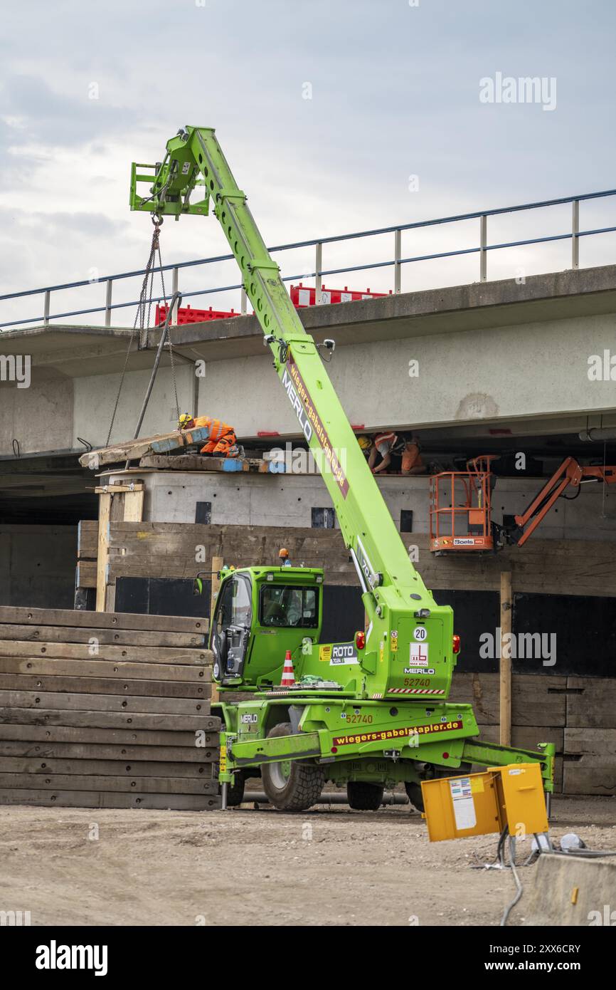 Work on the A40 motorway bridge, Schlachthofbruecke, the bridge piers ...