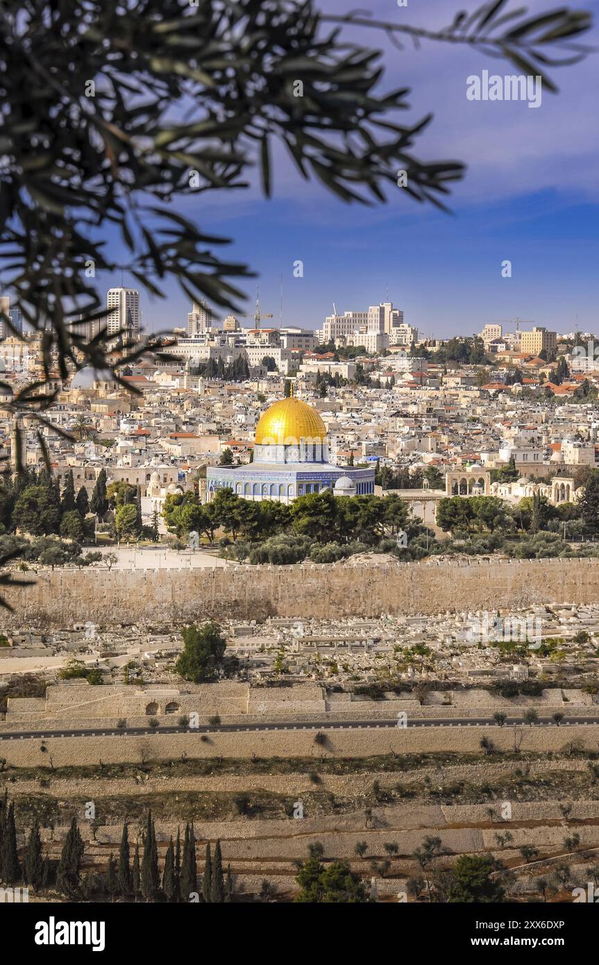 The dome of the Rock shines on the temple mount Stock Photo - Alamy
