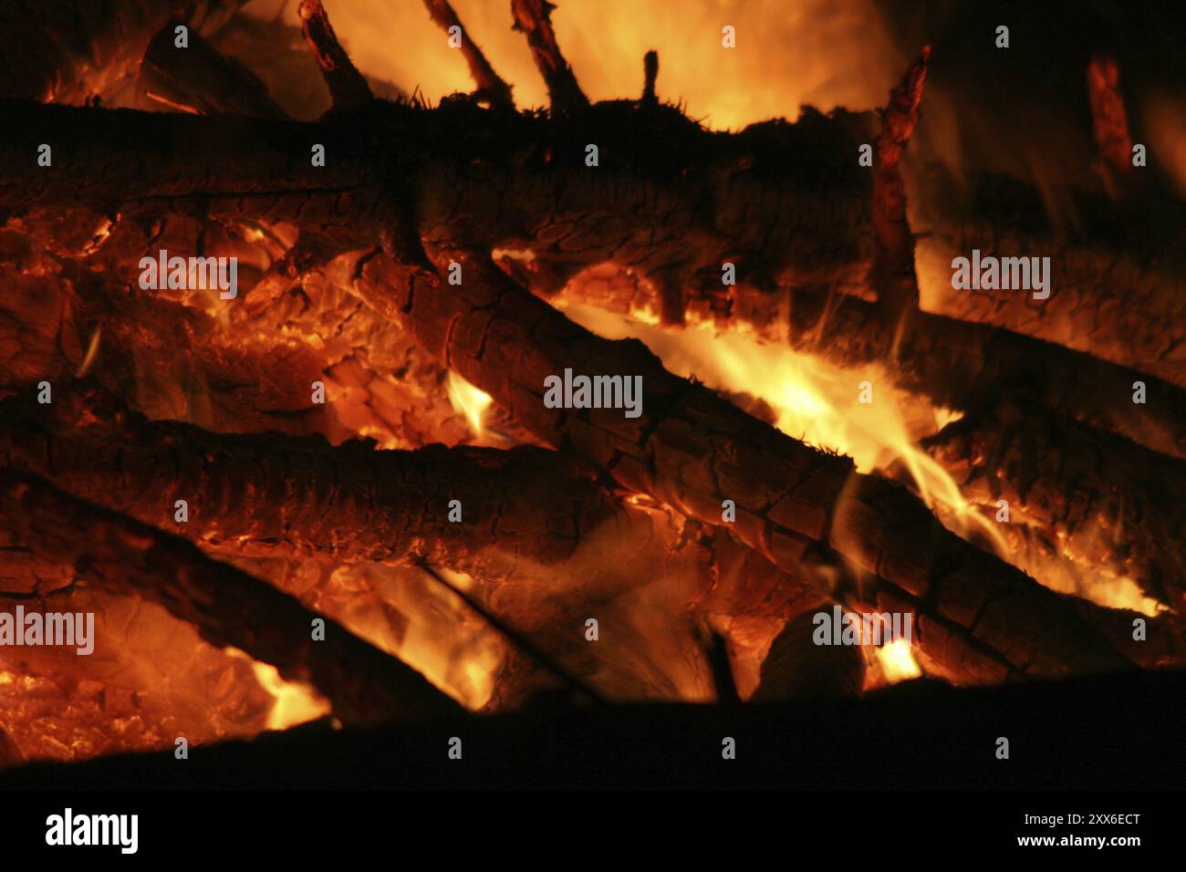 Fire with flickering flames on logs Stock Photo - Alamy