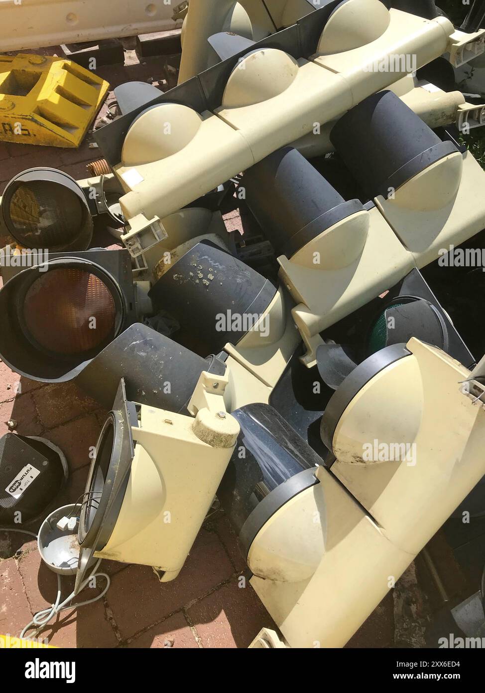 Dismantled traffic lights Stock Photo - Alamy