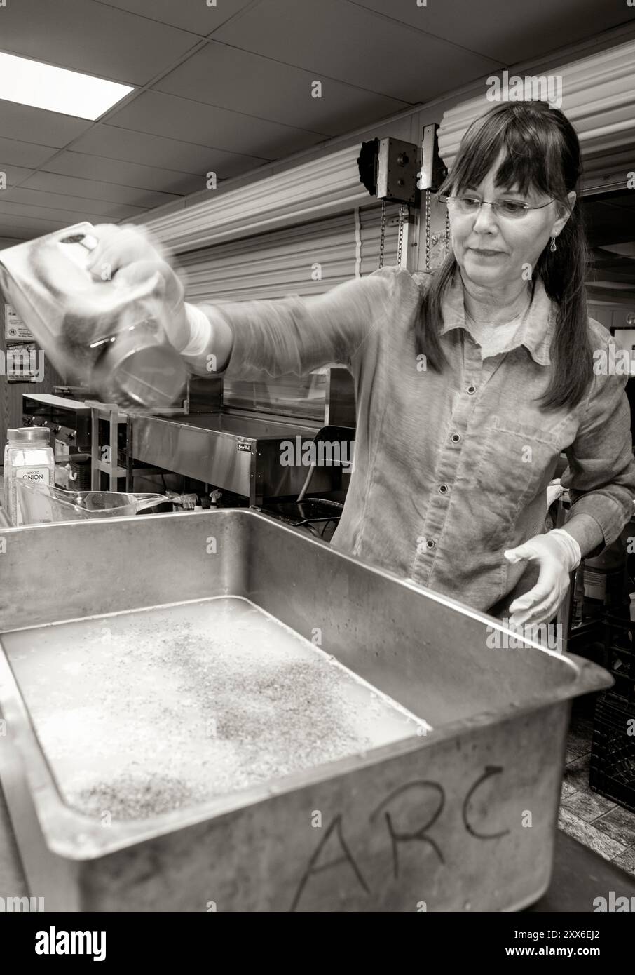 ARC-0058-BW...WASHINGTON - Penelope Protheroe prepares a dinner in the ...
