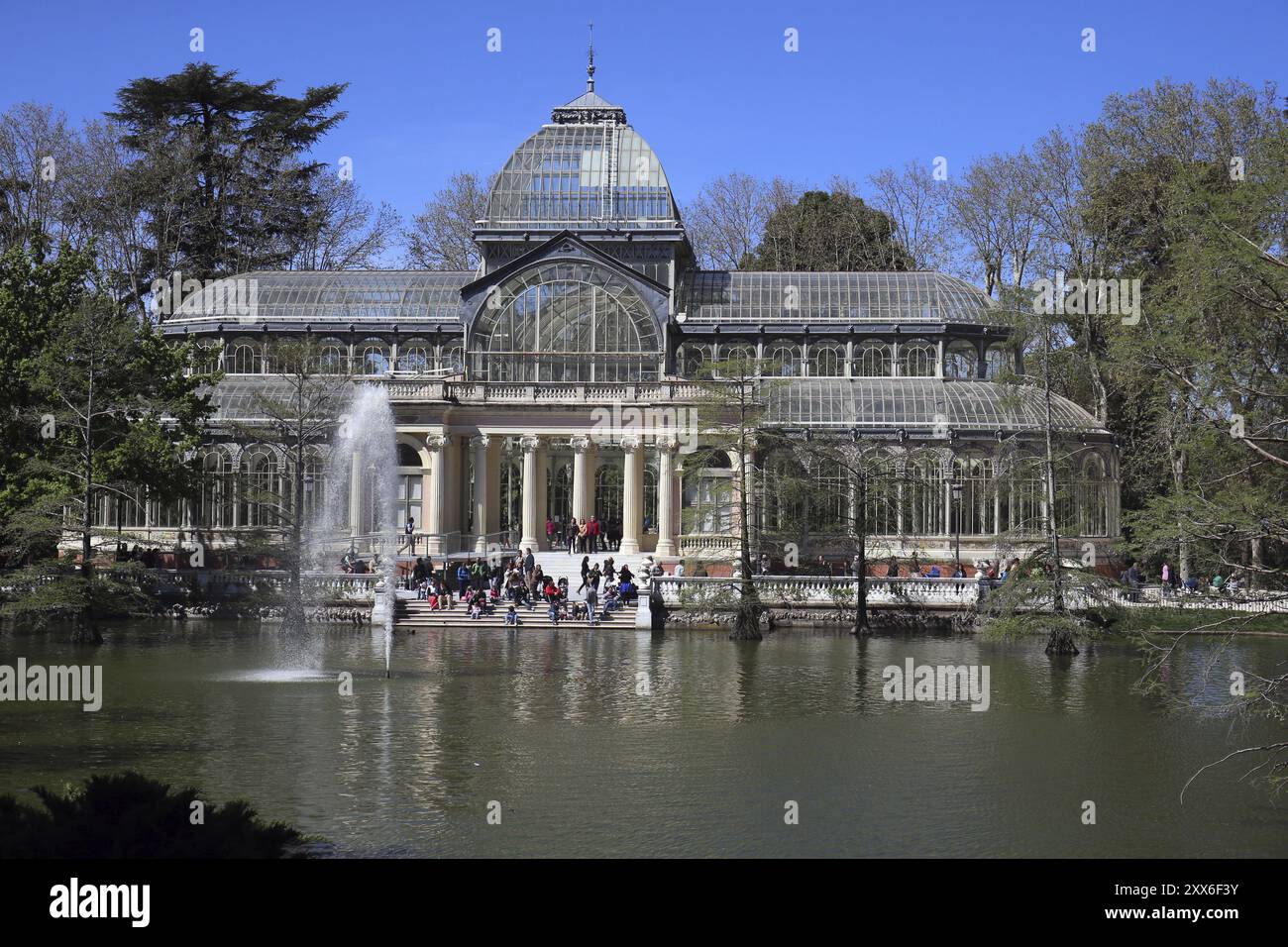 Palacio de Cristal, Parque del Retiro, Spain Crystal palace surrounded ...