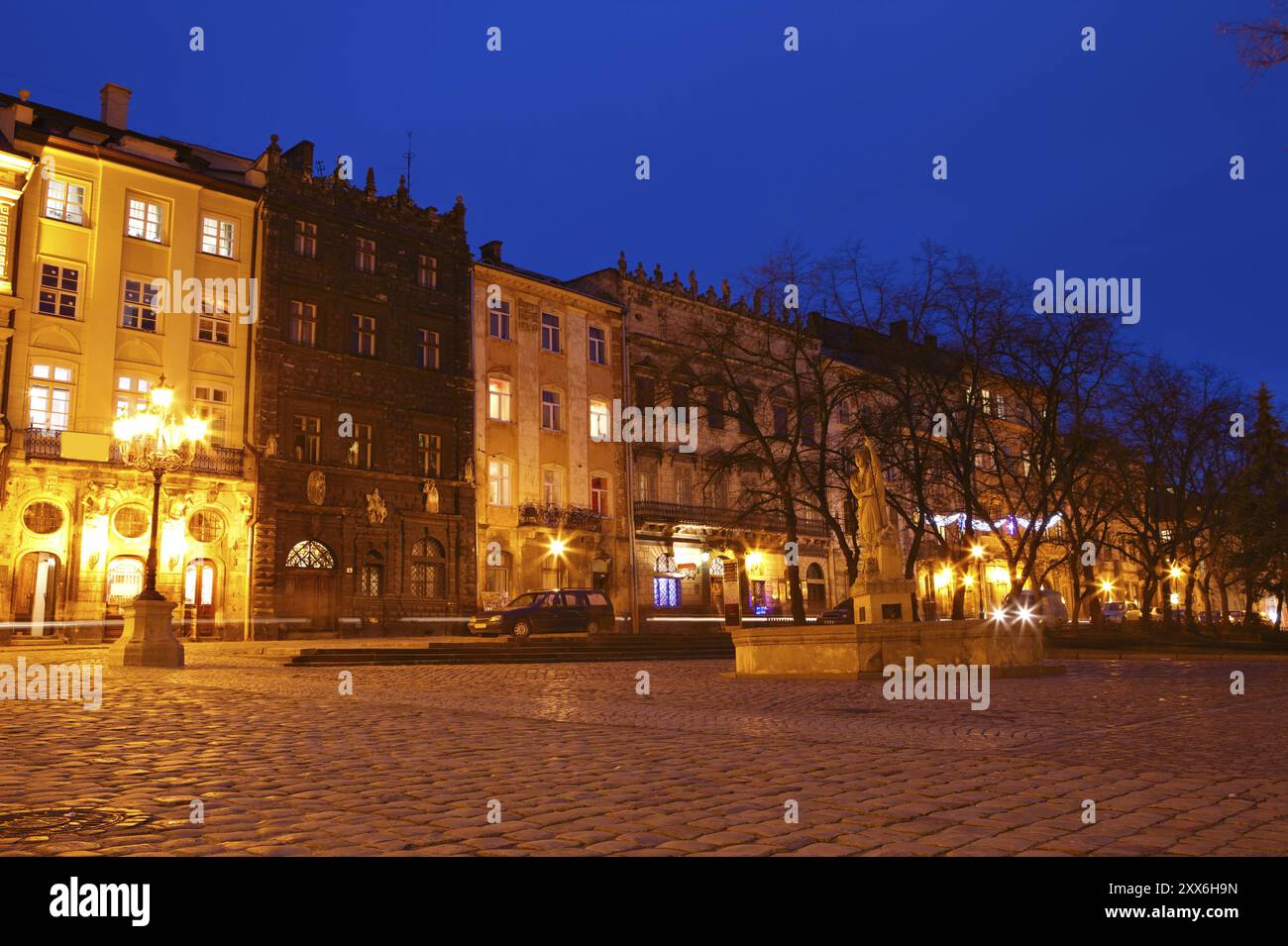 Night time european city street hi-res stock photography and images - Alamy