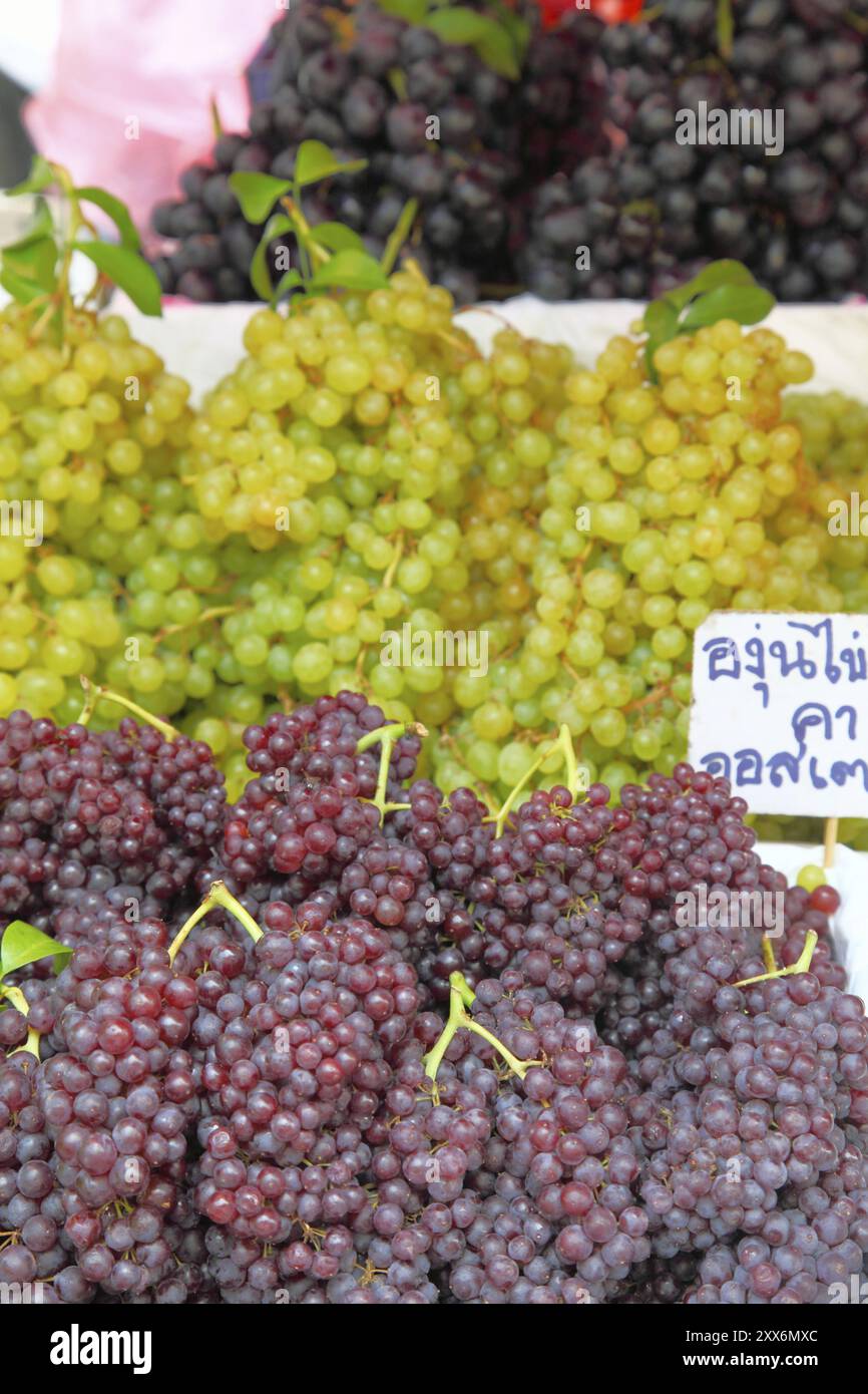 Grapes at the market in Bangkok Stock Photo - Alamy