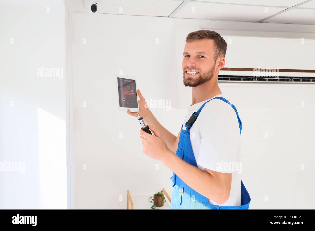 Male holding tablet installing hi-res stock photography and images - Alamy