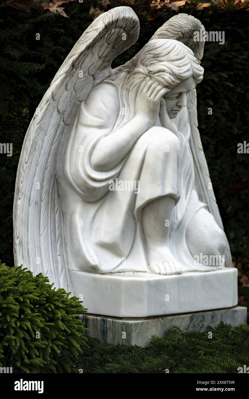 Statue of a mourning angel on a graveyard Stock Photo - Alamy