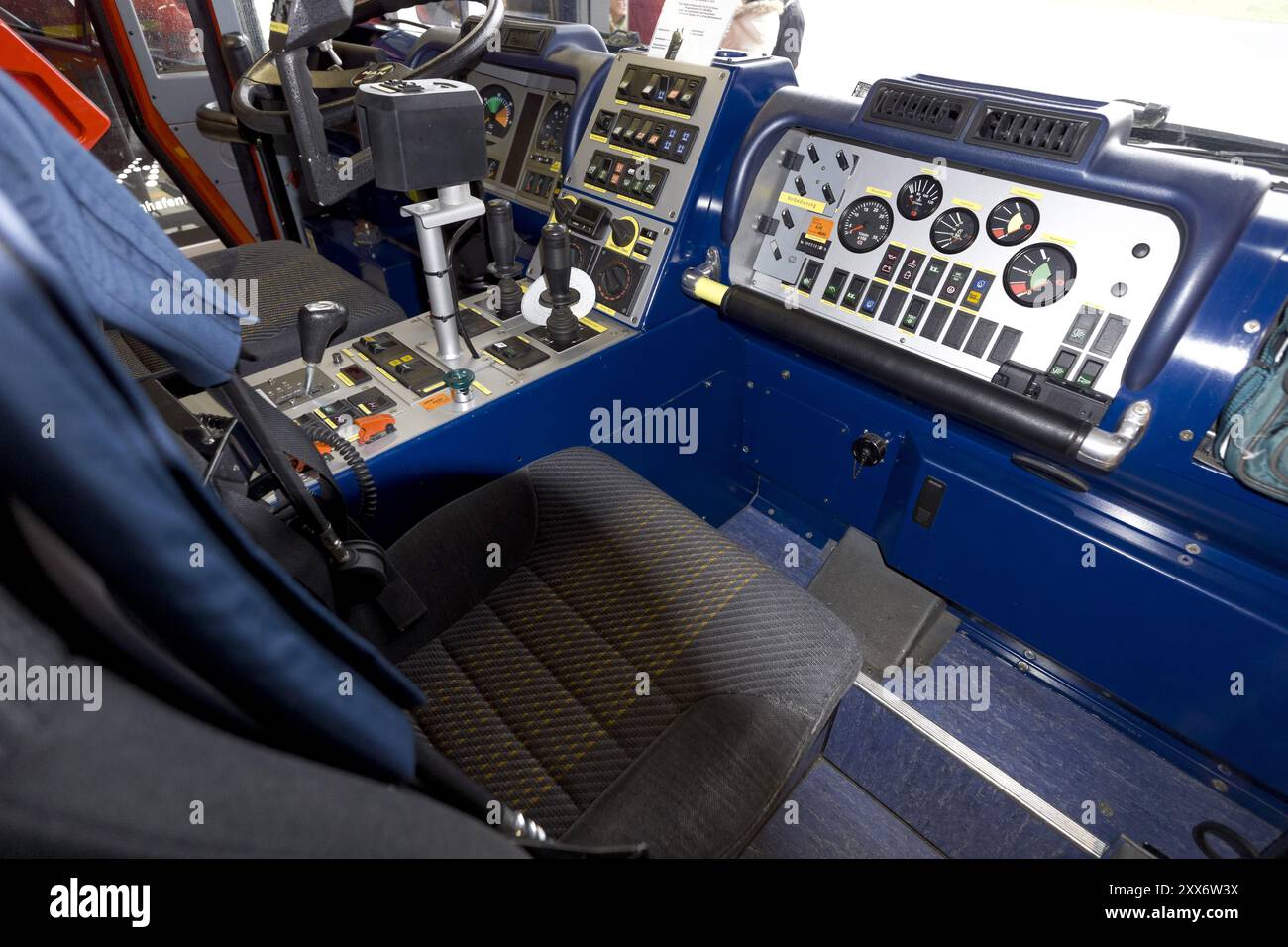 Empty airplane cockpit hi-res stock photography and images - Alamy