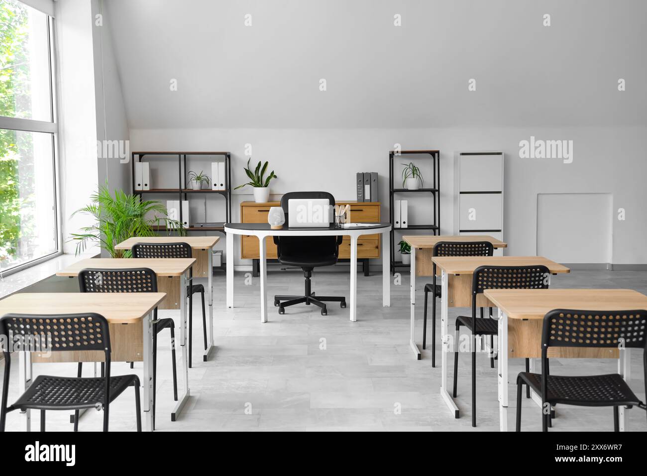 Examination hall empty desks hi-res stock photography and images - Alamy