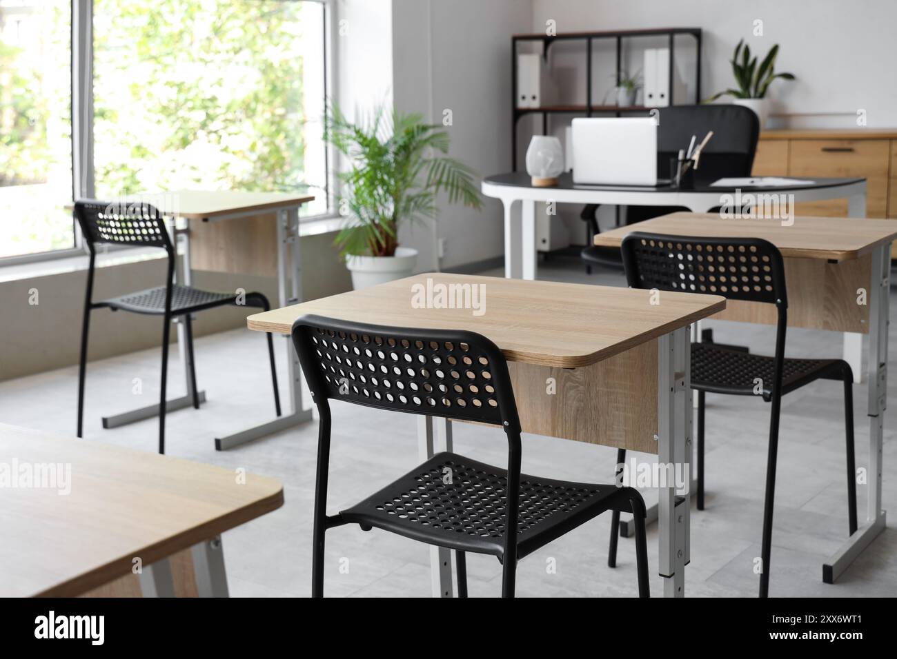 Examination hall empty desks hi-res stock photography and images - Alamy