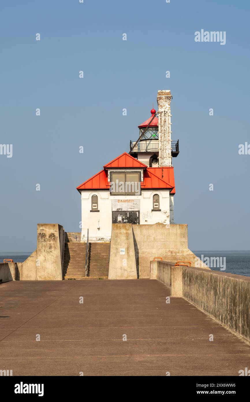 Duluth North Pier Lighthouse with blue skies in the afternoon light ...