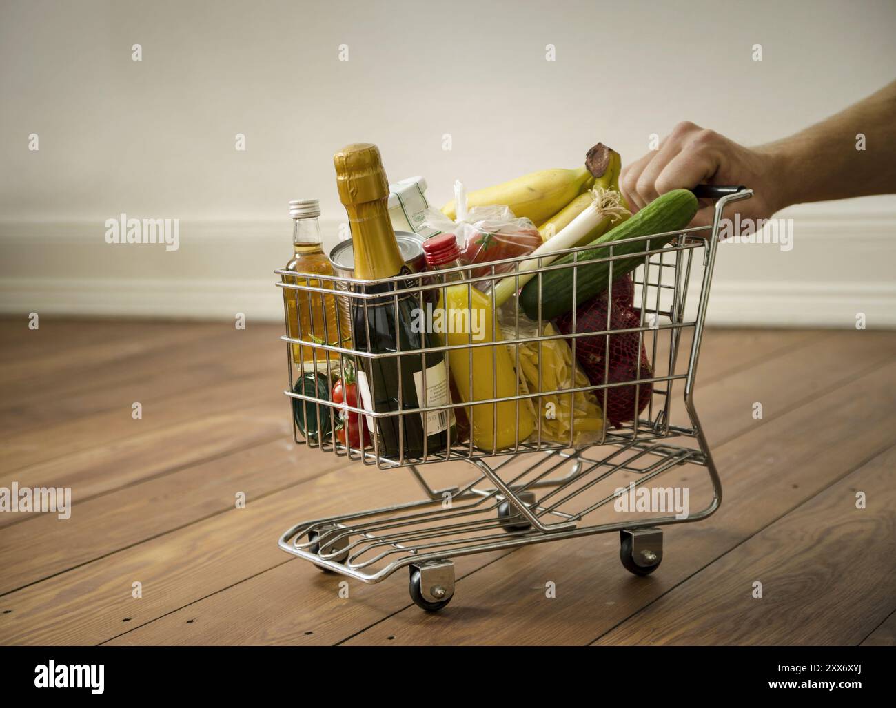 Empty shopping cart diet hi-res stock photography and images - Alamy