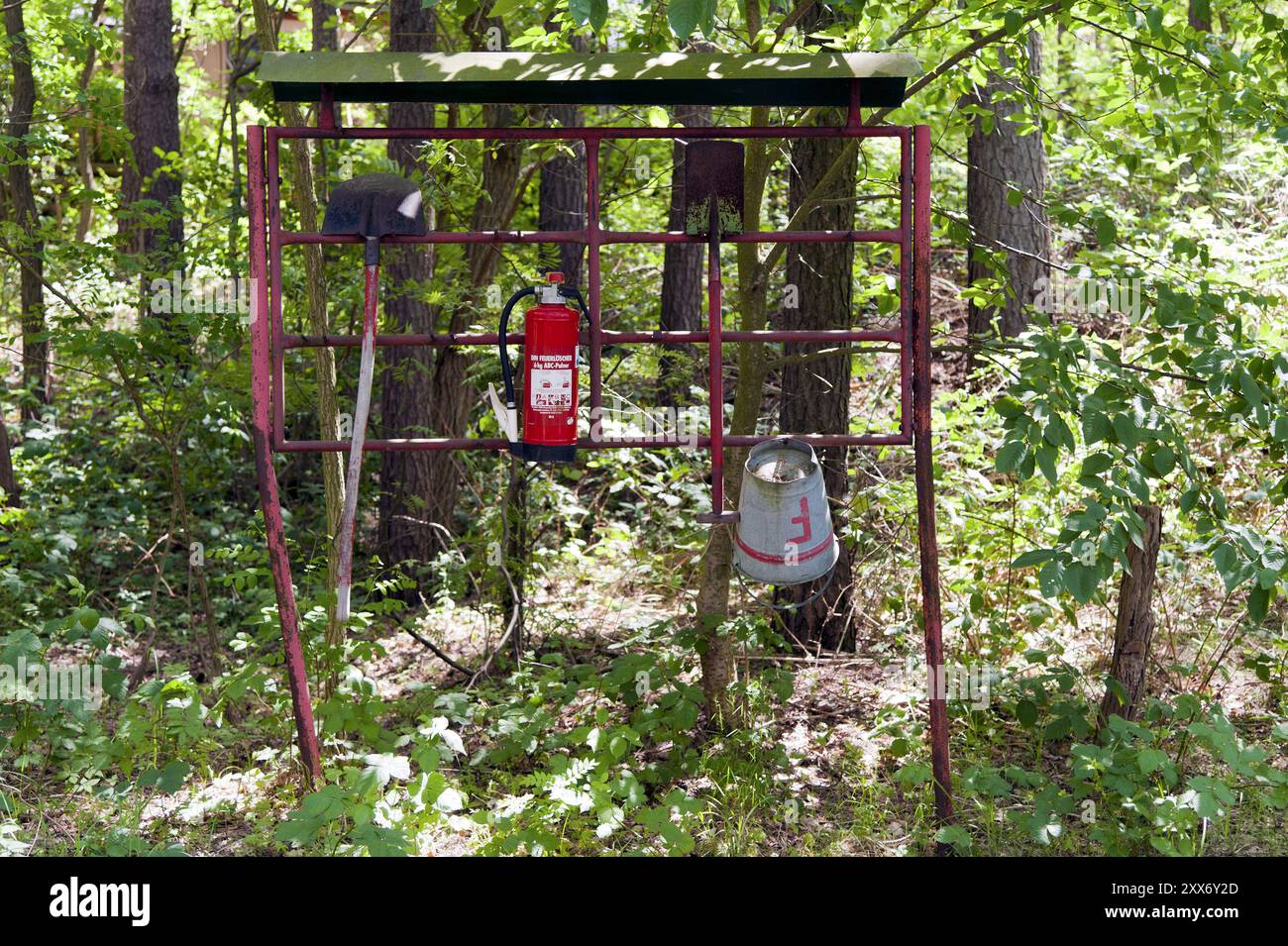 Fire extinguisher bucket hi-res stock photography and images - Alamy