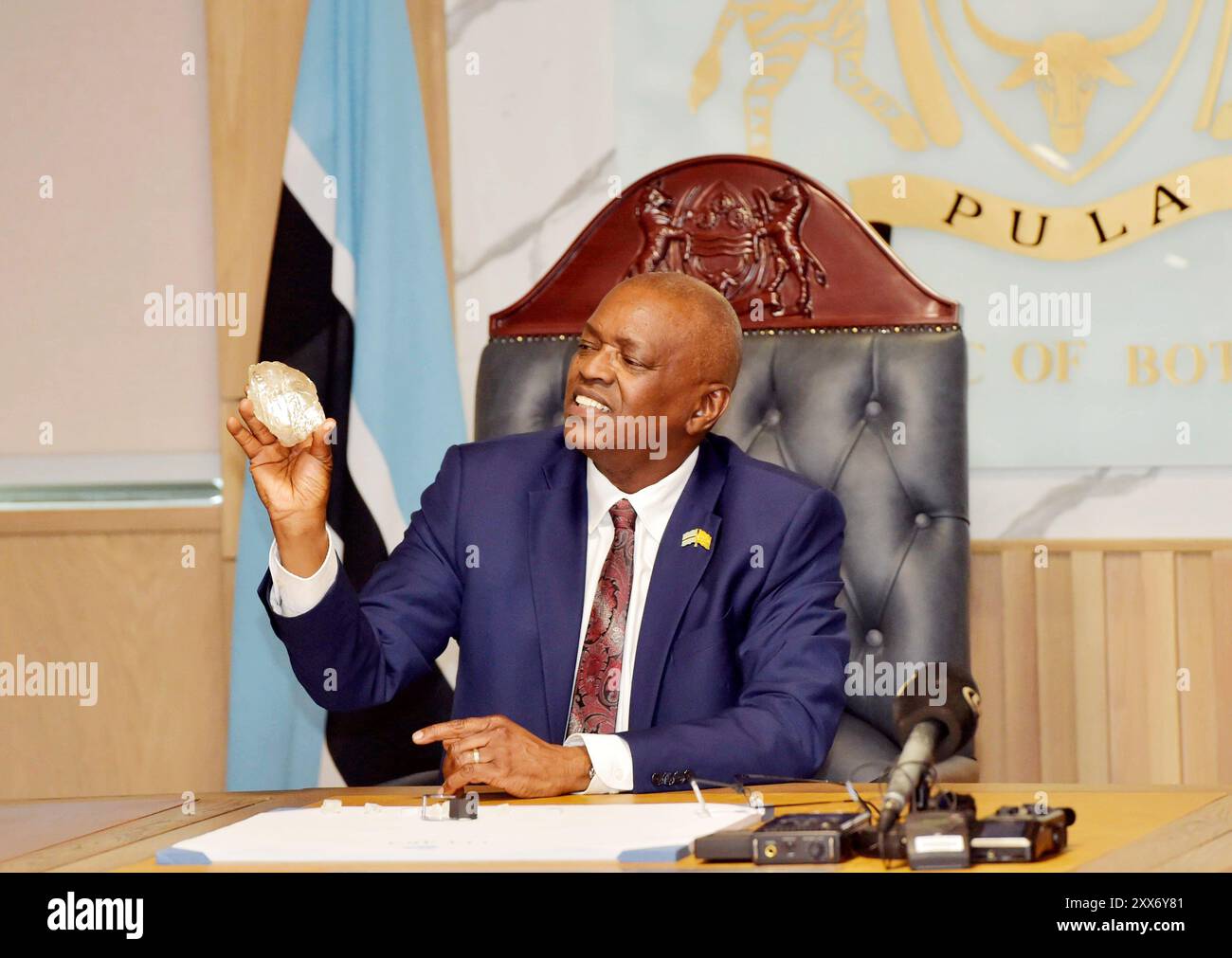 2,492 carat diamond discovered in the karowe diamond mine hi-res stock ...