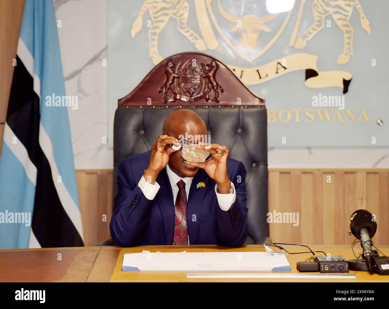 2,492 carat diamond hi-res stock photography and images - Alamy