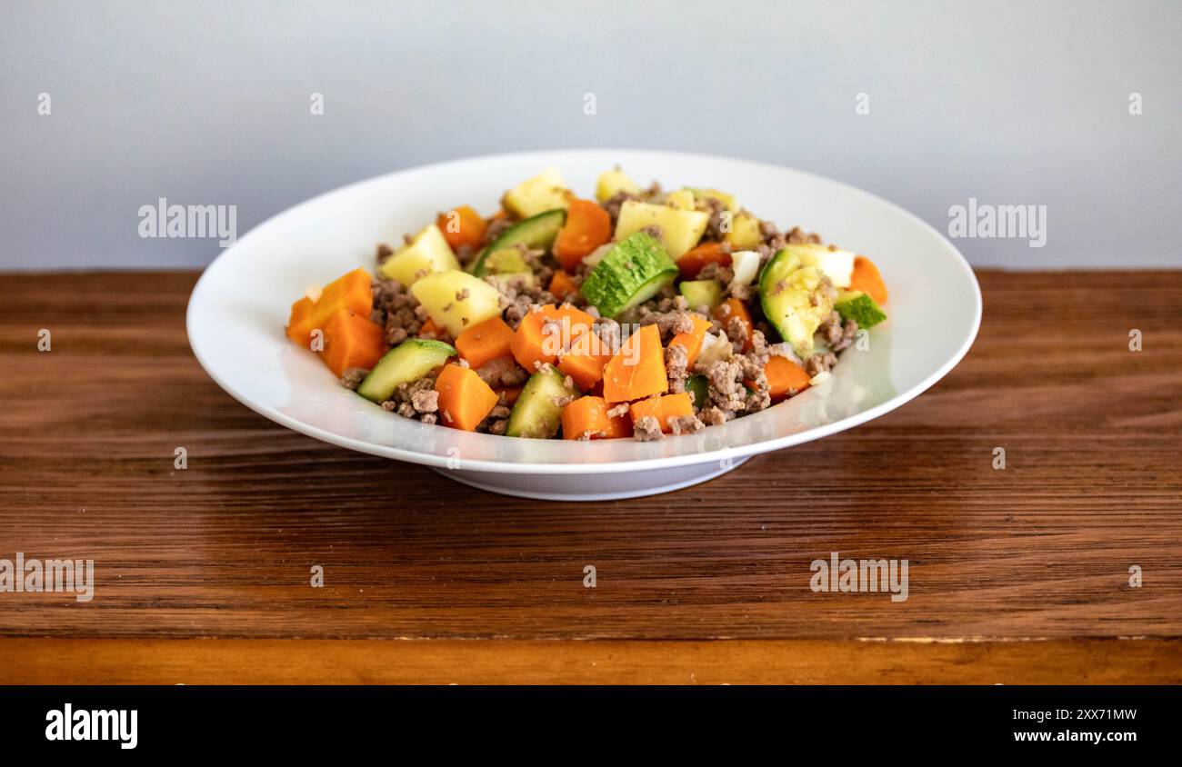 Hearty and nutritious food, ground beef with vegetables. Real low carb ...