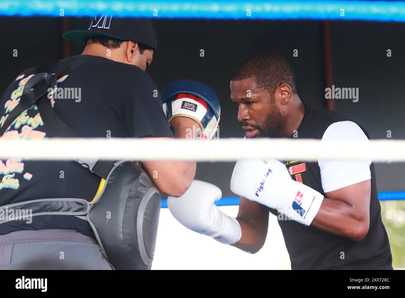 Mexico City, Mexico. 22nd Aug, 2024. American boxer Floyd Mayweather Jr ...