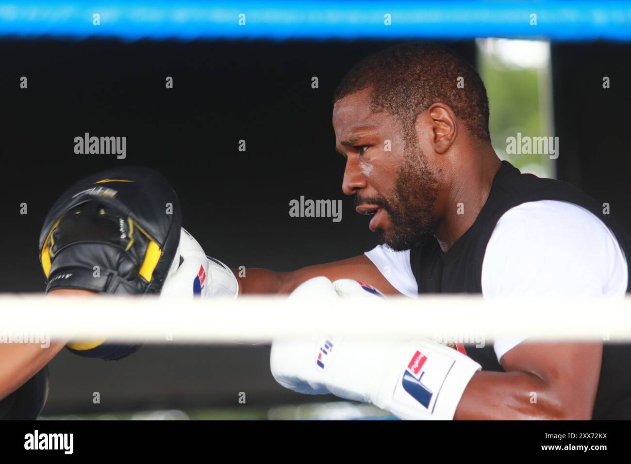 Mexico City, Mexico. 22nd Aug, 2024. American boxer Floyd Mayweather Jr ...