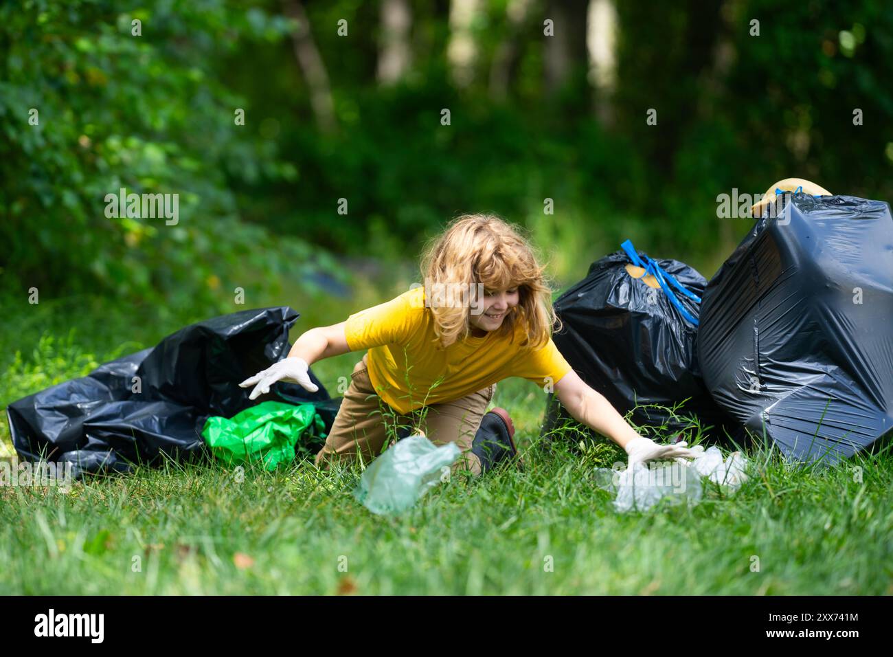 Trash park children gloves hi-res stock photography and images - Alamy