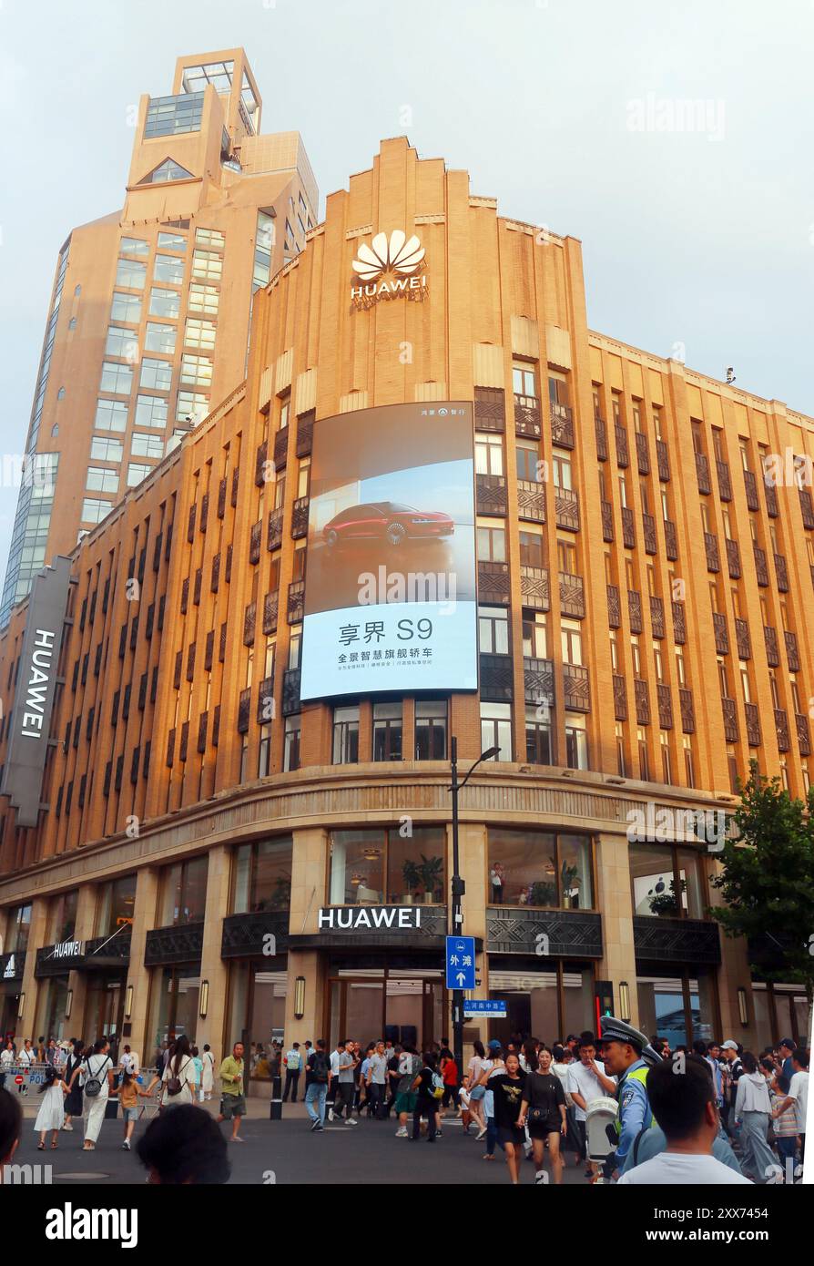 SHANGHAI, CHINA - AUGUST 22, 2024 - The Huawei flagship store is seen in Shanghai, China, August ...