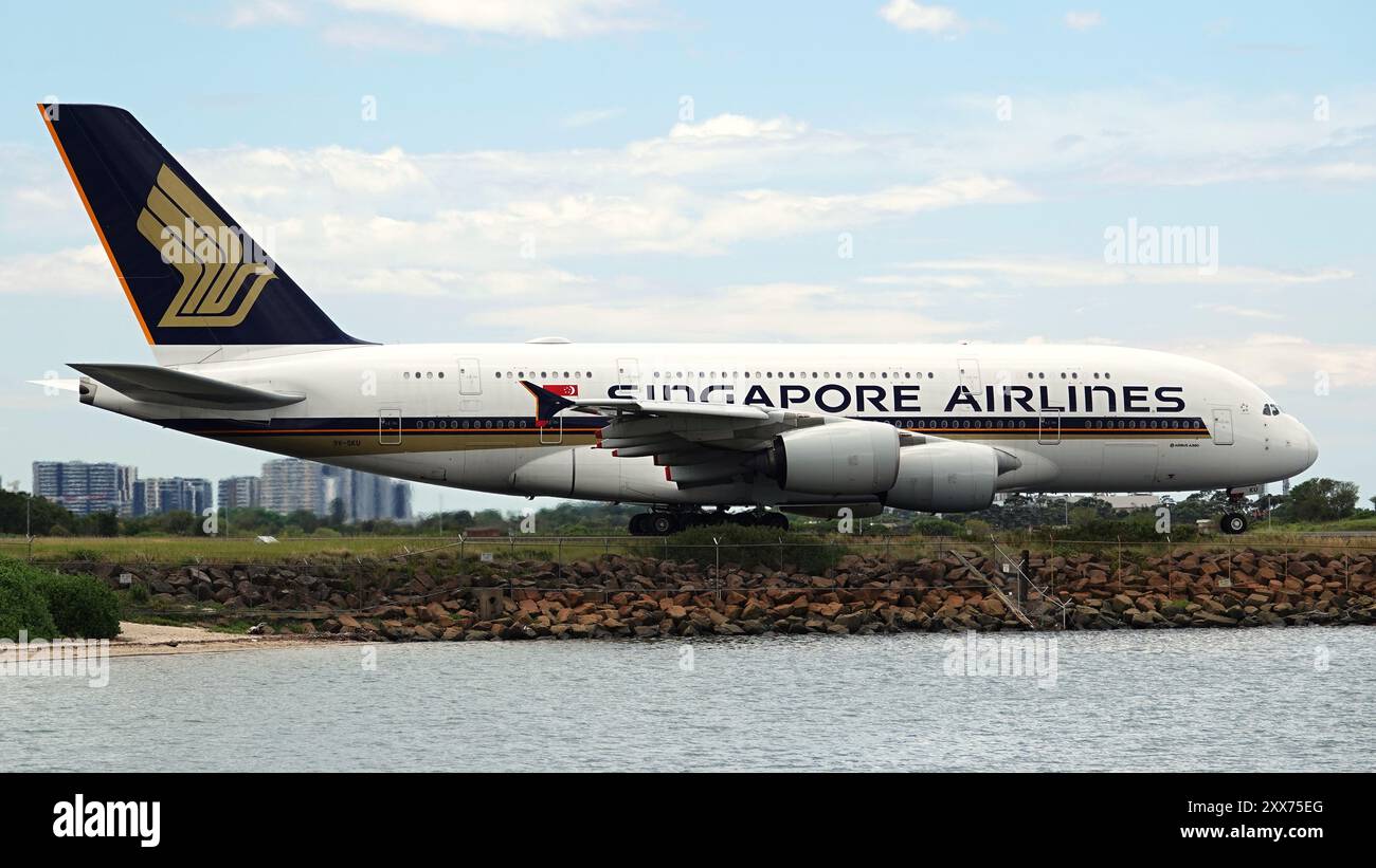Airbus a380 singapore airlines hi-res stock photography and images - Alamy