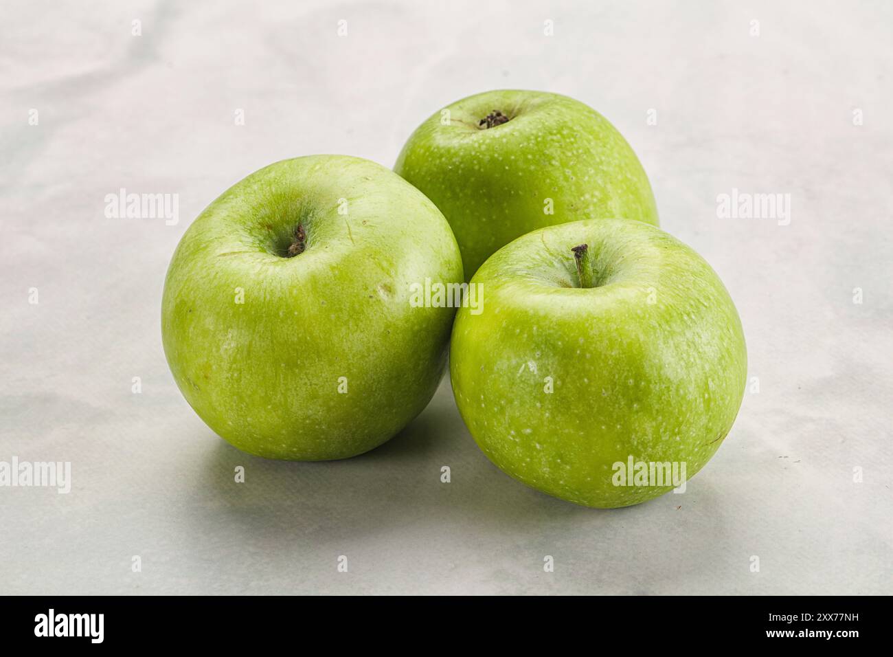 Sweet and juicy green apple heap Stock Photo - Alamy