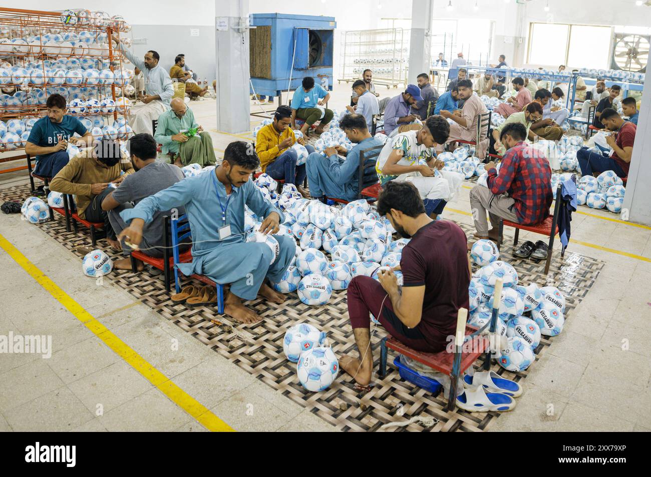 Bei der Anwar Khawaja Industries PVT. LTD werden Fussbaelle, unter anderem, fuer die Bundesliga ...