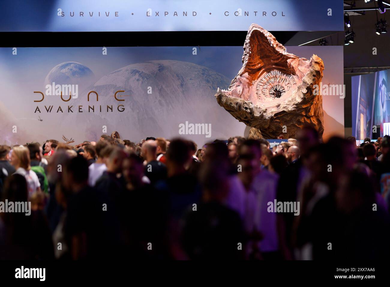 Ein Sandwurm aus dem Spiel Dune Awakening an einem Stand auf der ...
