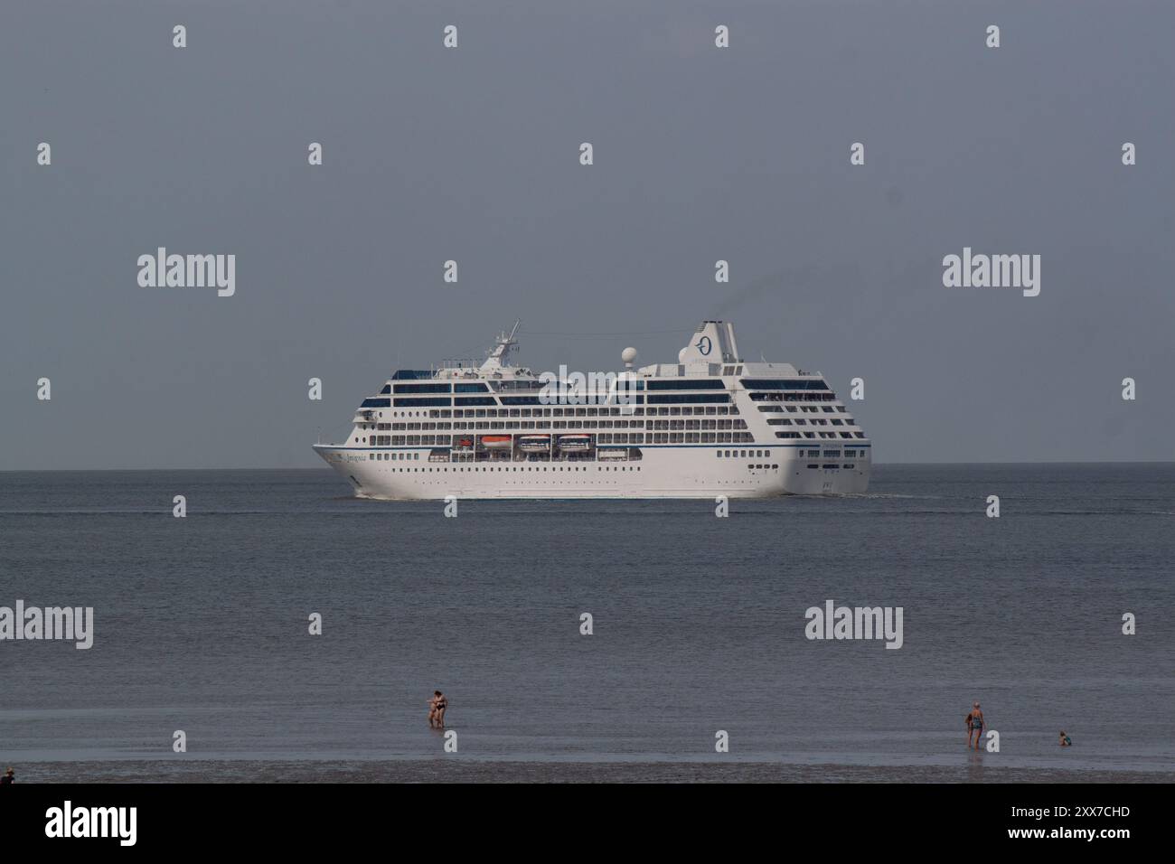 CUXHAVEN, GERMANY - AUGUST 15, 2024: The cruise ship Insignia sails ...