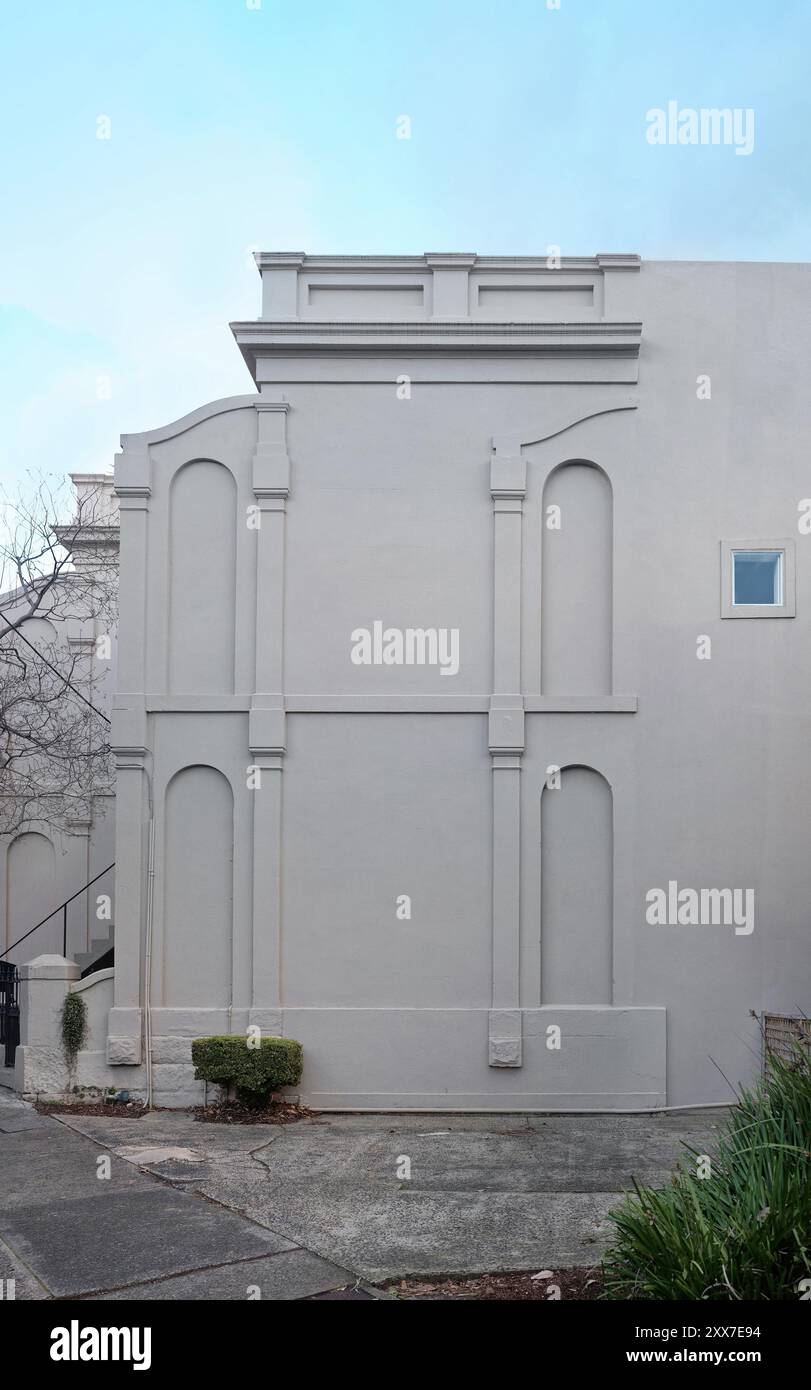 Victorian minimalism (unintentional) four arched niches outlined by ...