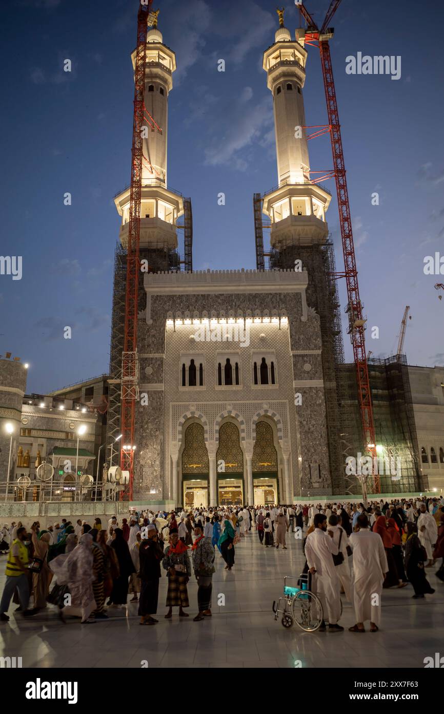 Mecca, Saudi Arabia - May 31, 2024: Hajj and Umrah pilgrims from around ...