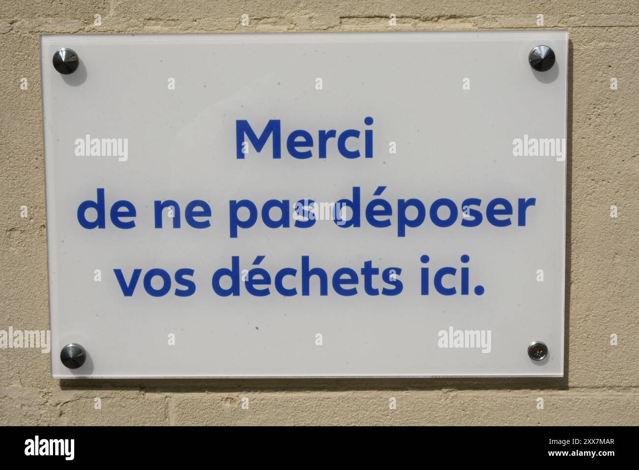 Une plaquette sur un mur MERCI DE NE PAS DÉPOSER VOS DÉCHETS ICI Stock ...