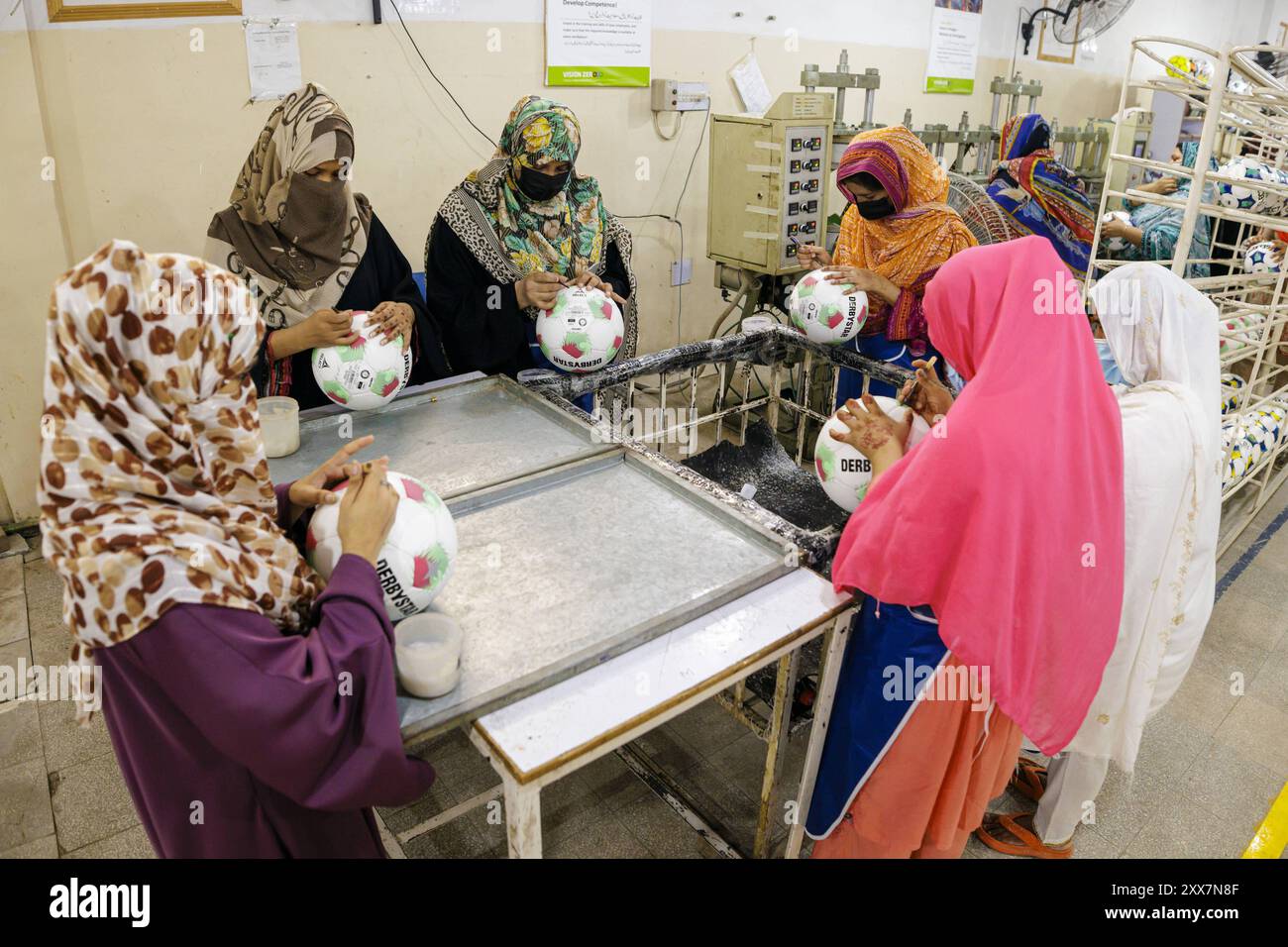 Bei der Anwar Khawaja Industries PVT. LTD werden Fussbaelle, unter anderem, fuer die Bundesliga ...