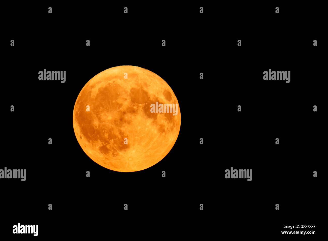 HILVERSUM - Due to forest fires in Canada, the blue supermoon turns ...