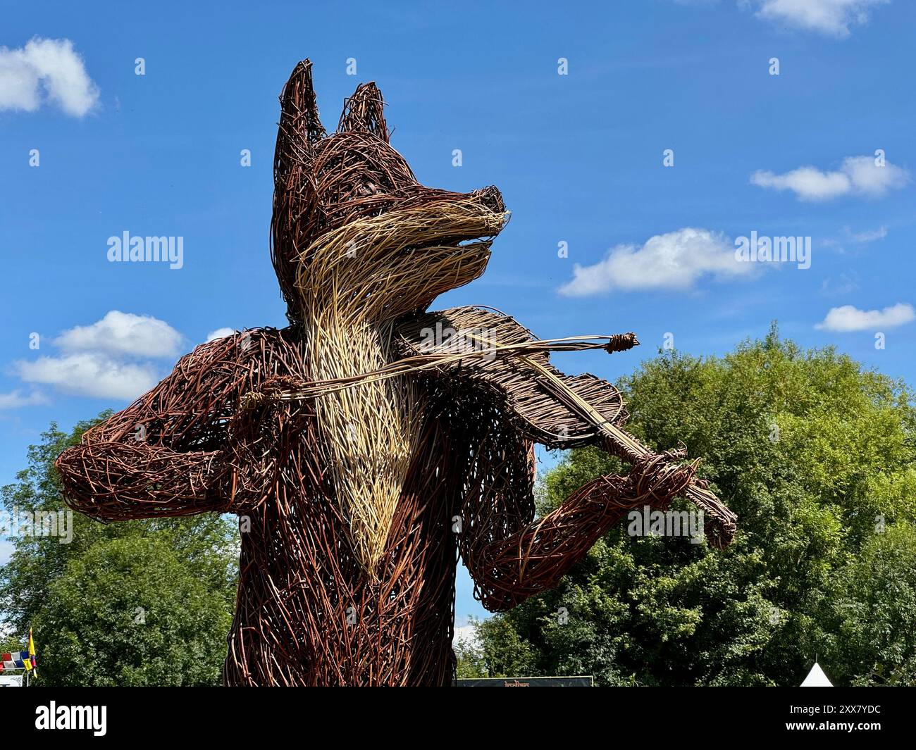 The famous wicker violin playing fox at The Cambridge Folk Festival ...