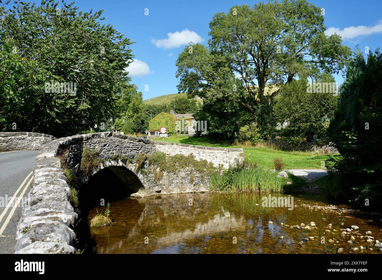 Pennine way bridge malham hi-res stock photography and images - Alamy