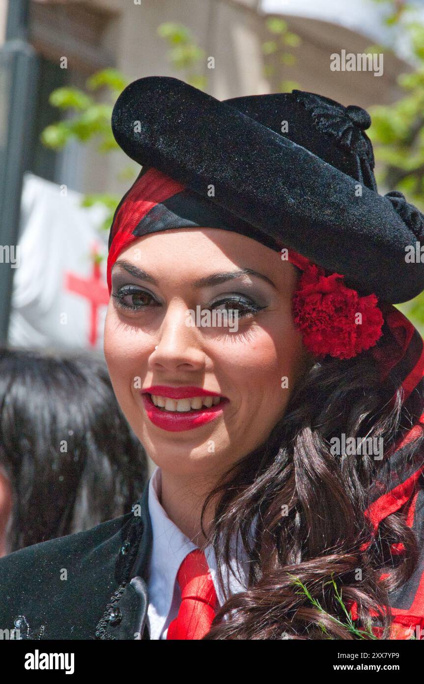Spanish beauty in traditional costume Stock Photo - Alamy
