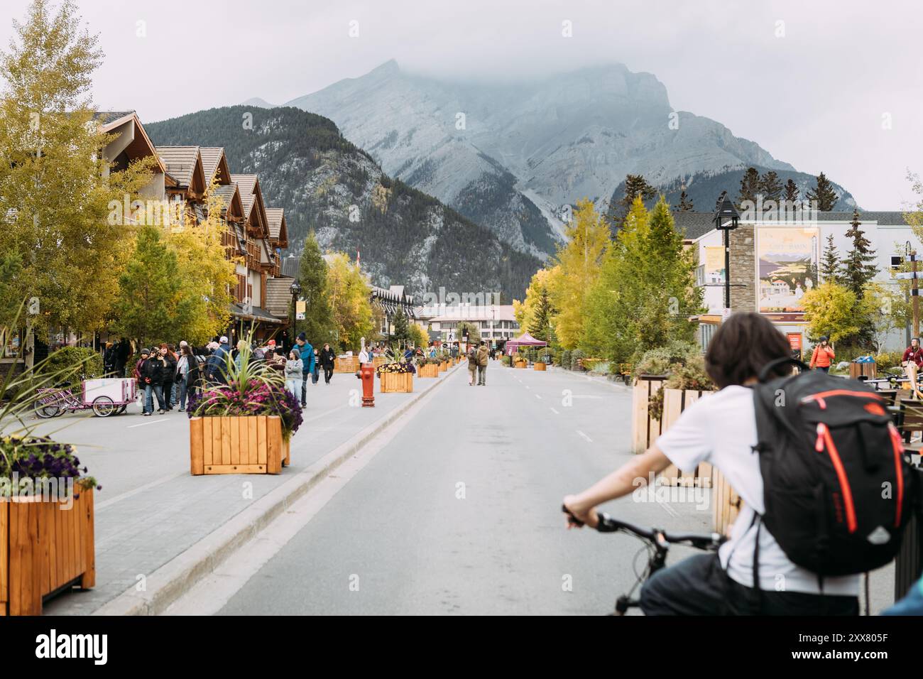 Scenic street view banff hi-res stock photography and images - Alamy