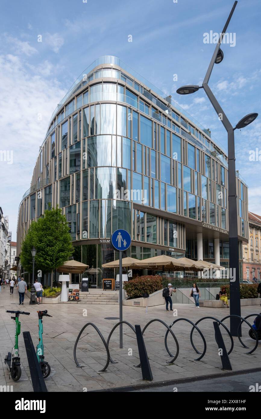 Modern architecture in Budapest Stock Photo - Alamy