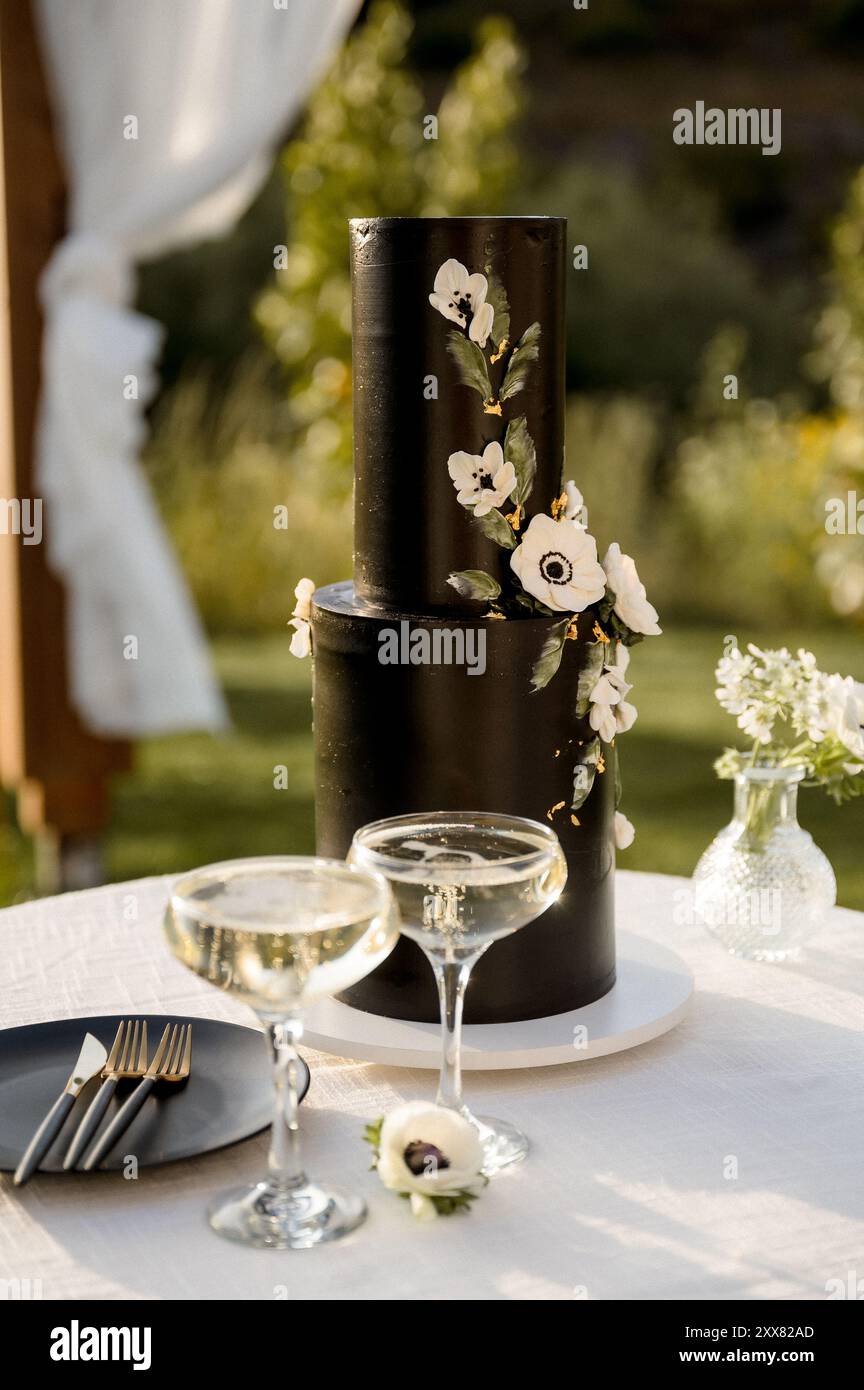 Aesthetic Black Wedding cake with white flowers and champagne Stock ...