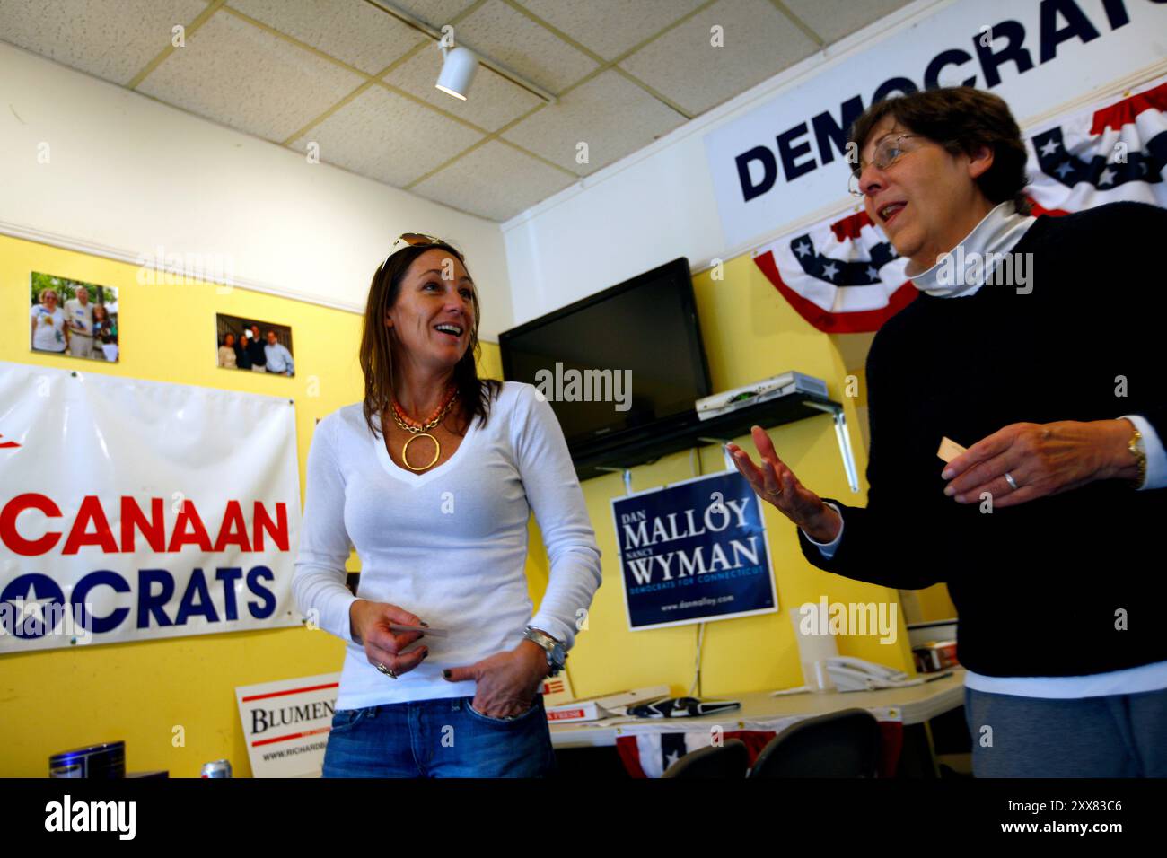 Kelly walker ( ung ) og Sandra Arnold er frivillige kampanjearbeidere i ...
