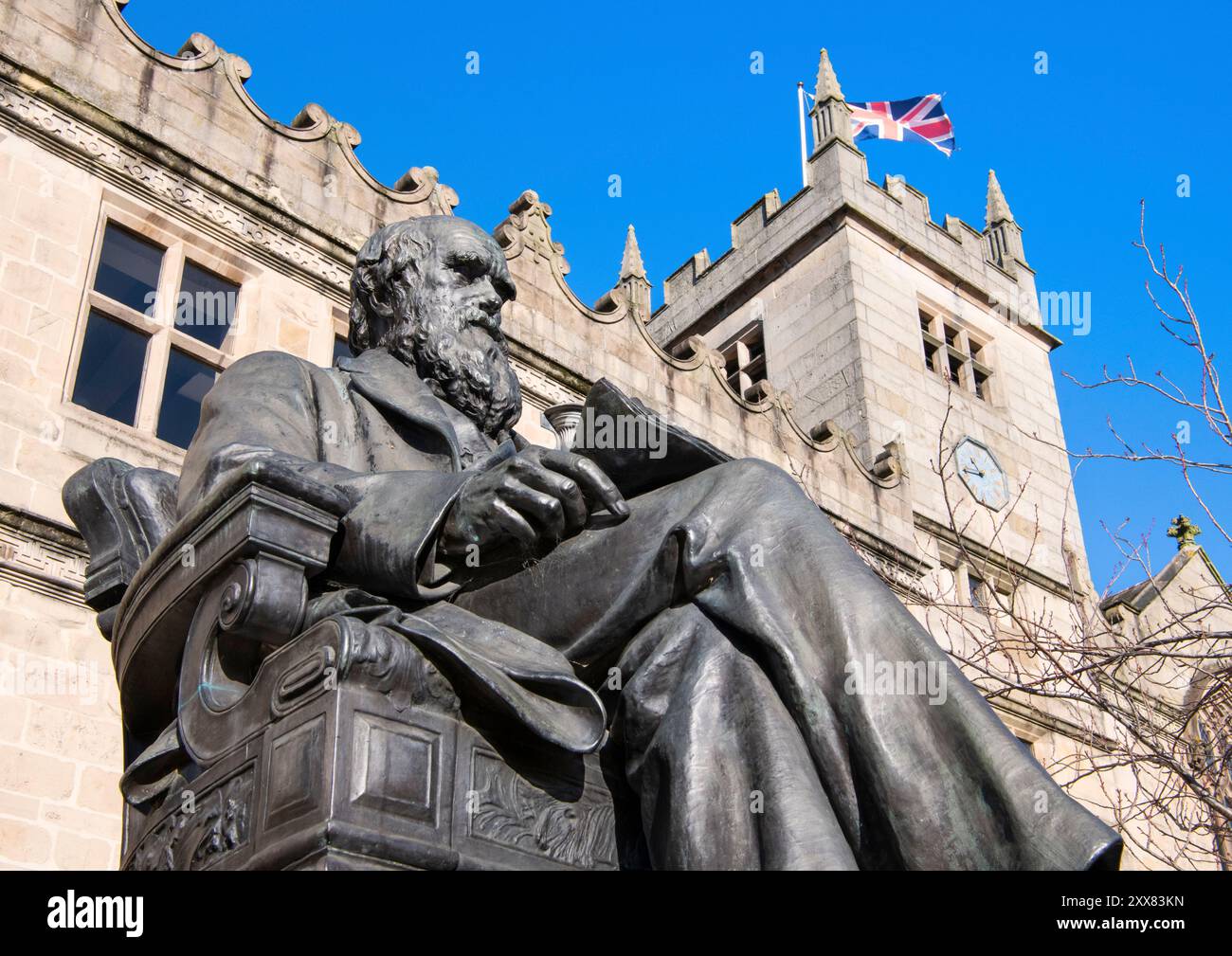Statue outside the library hi-res stock photography and images - Alamy